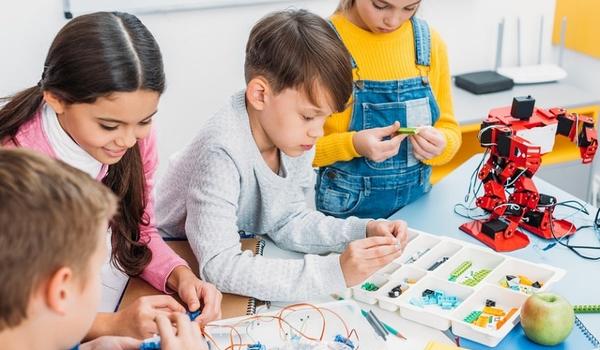 Ambiente escolar estimula o vínculo, a troca de afeto e a expressão do ...