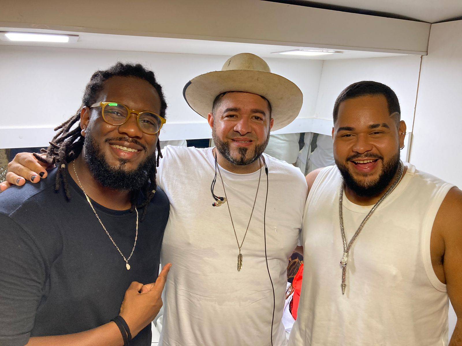 'Filhos de Jorge é uma escola que convida e leva para a avenida', diz vocalista da banda